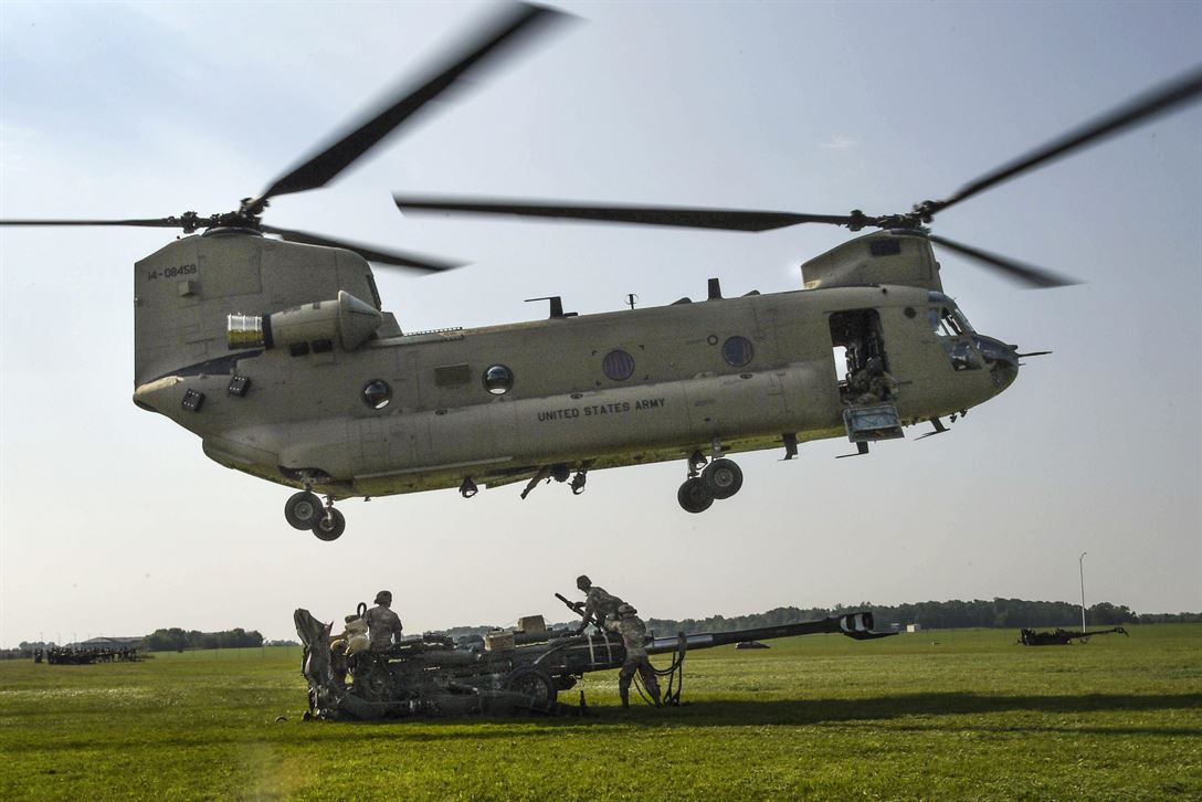 Picture of the Day: Soldiers Sling-load M777 Howitzer using a CH-47 Chinook | Fighter Sweep